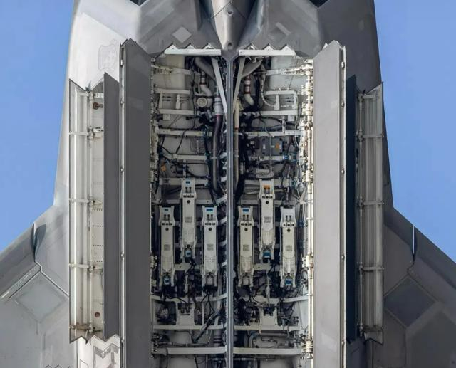 歼31B刚刚公开，就已拿下一个“世界第一”！侧弹仓装弹量超过F22|空战|战机|导弹_新浪新闻