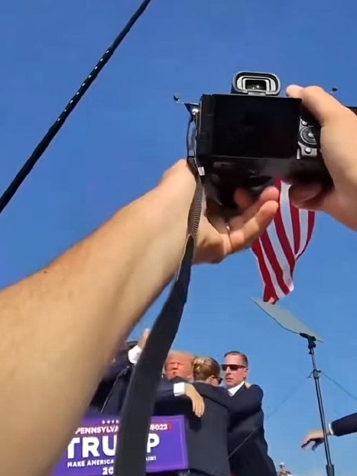 来自摄影师Evan Vucci 网传照片参数 相机：索尼A9m3 镜头：24-70 f2.8 GM|唐纳德·特朗普|被子|特朗普|击穿|子弹_新浪新闻