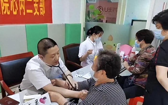 李晟医生被砍身亡后续：个人履历曝光好优秀，目击者曝他最后遗言医生李晟医院新浪新闻