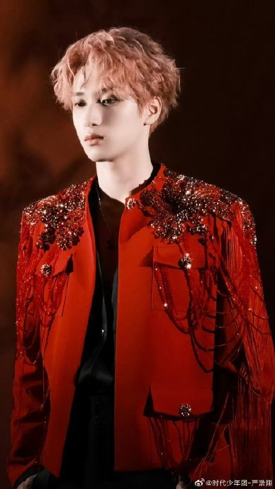 严浩翔粉发红衣造型排练照🈶期待今晚的澳门演唱会 严浩翔好野一朵红玫瑰|严浩翔|演唱会|红玫瑰_新浪新闻