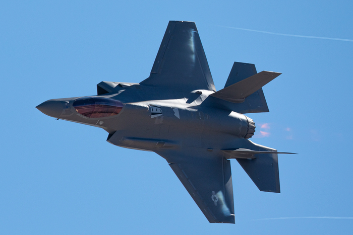 歼35体型有多大？与F35放一起看才明白：不愧是全球最强舰载战斗机|F-35|导弹|F-35C_新浪新闻