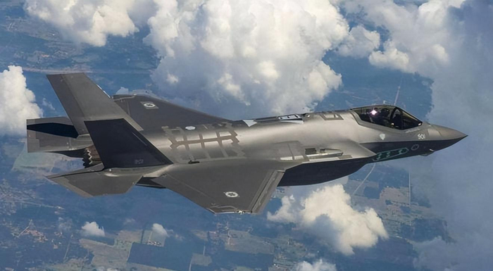 歼35有多大？与F35放一起看才明白：不愧是全球最强舰载战斗机！|战斗机|F-35|F35_新浪新闻