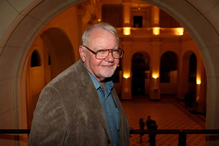 悼念詹明信（Fredric Jameson）教授｜回归“当前事件的哲学 ”|读书|马克思主义_新浪新闻