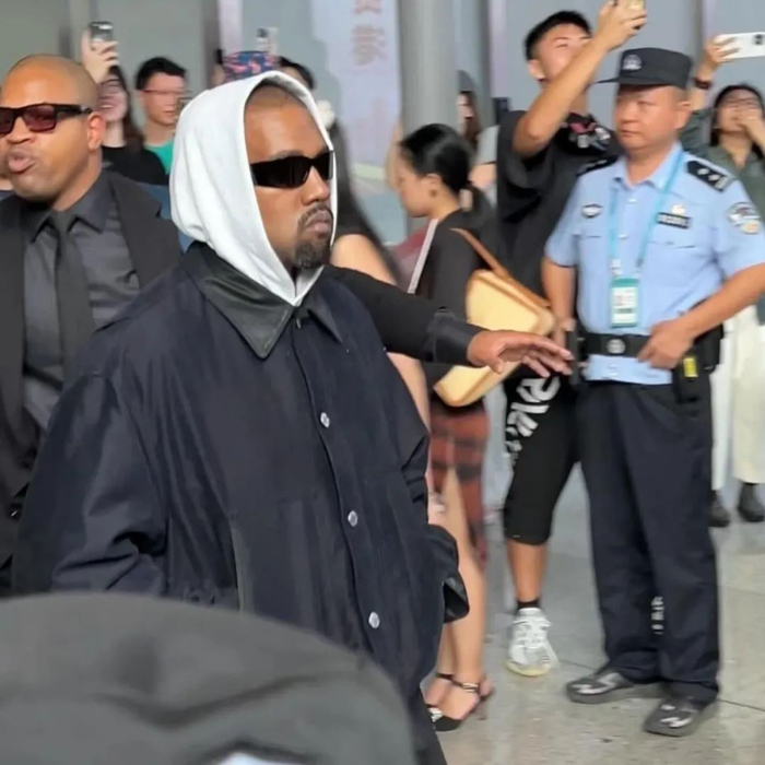 「Kanye坎爷」到海口，开始穿Prada了？？|同款|Kanye West|宝姿(Ports)|巴黎世家(Balenciaga)|夹克_新浪新闻