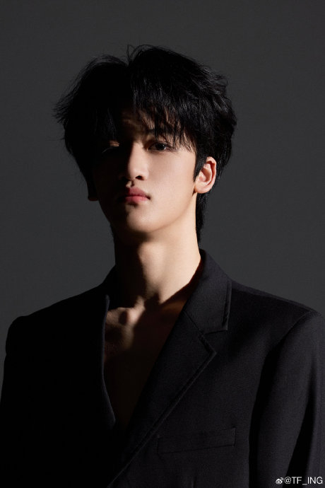 TF_ING音乐厂牌公式照🈶，黑西装帅帅哒，期待成员们往后的表现！加油|厂牌|帅帅|公式_新浪新闻