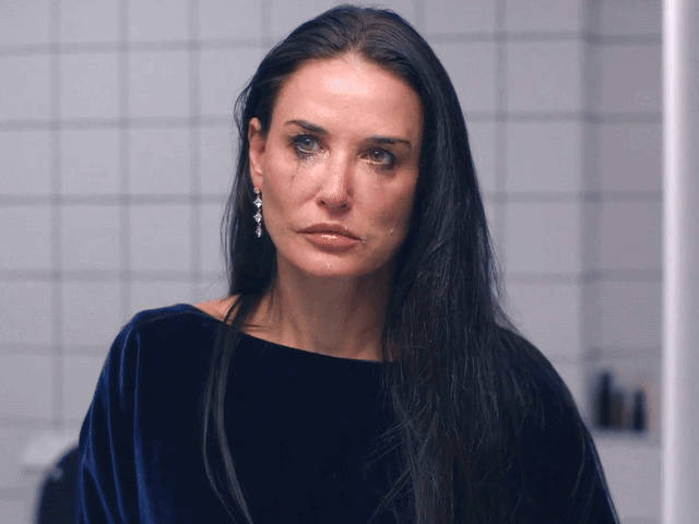 The Substance (2024)：我被黛米·摩尔无情硬控两小时|黛米·摩尔_新浪新闻