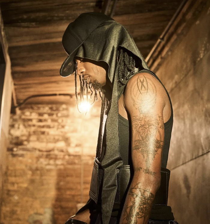 2025年，什么才是Opium小子们的新宠？|IU|三叶草|时尚|鞋款|经典_新浪新闻