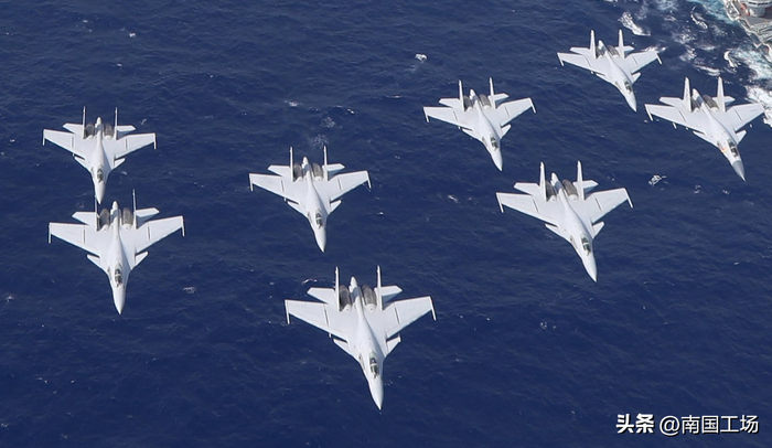 歼-15B，歼-15D同时惊艳亮相，印媒：歼-35上福建舰还需几年时间|舰载机|航母|海军_新浪新闻
