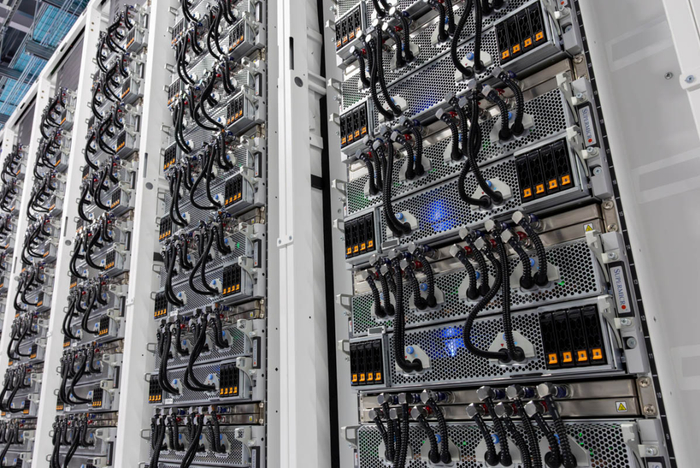 122 天打造的奇迹：深入探访 xAI 的 10 万块 GPU 超级 AI 计算机集群|超微|集群|机架_新浪新闻