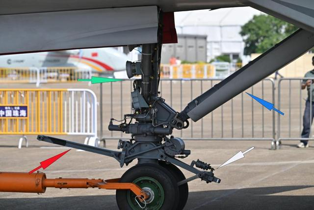 三翼面的海空霸王！歼-15T重型舰载机亮相，世界最强单座“侧卫”|舰载机|前起落架|挂架_新浪新闻