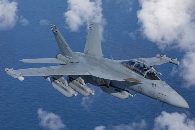 比E/A18G更强，拥有较强对空对地打击能力，歼15D电战机亮相珠海|电子战|战斗机|电子战飞机_新浪新闻