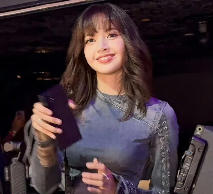 Lisa出演美剧造型土气，被指本色出演菲佣，王一博同款法令纹抢镜