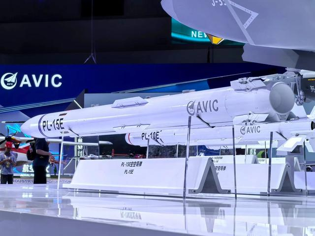 折翼PL-15E亮相珠海，歼-20终于能挂六枚中距弹，歼-35已临近出口|霹雳|战斗机|空空导弹_新浪新闻
