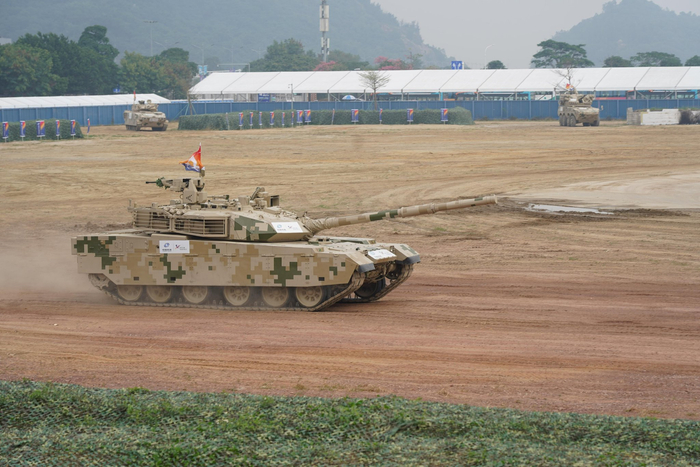 【图集】爬楼梯、涉水塘！一起近距离观赏中国航展地面装备动态演…|全地形车|主战坦克|中国航展_新浪新闻