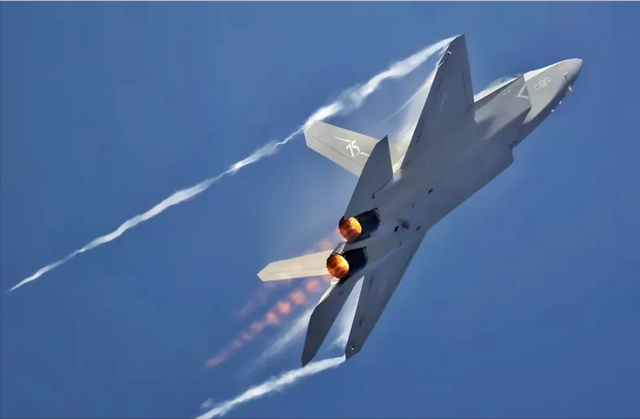 歼35战机有多大？与歼20放在一起比才明白，为何定位为中型战机|隐身战斗机|歼-20|战斗机|比才|舰载机_新浪新闻