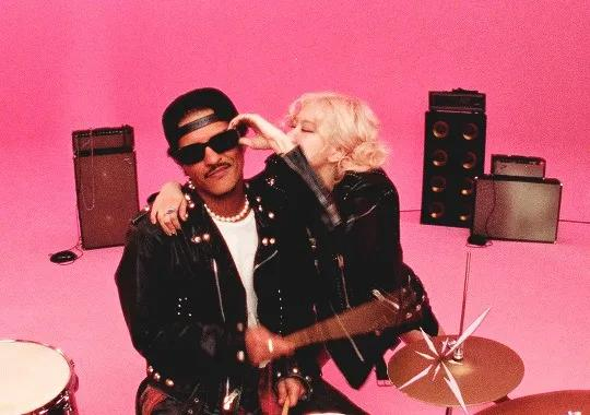 火遍抖音的神曲《APT.》，是音乐裁缝拼凑出来的吗？|APT.|抖音|音乐_新浪新闻