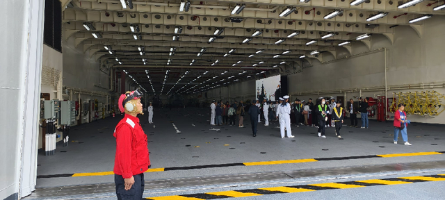 075两栖攻击舰抵达香港！甲板下巨大机库罕见公开，一眼望不到头|军舰|舰艇编队|军用舰艇|驱逐舰|主战坦克_新浪新闻