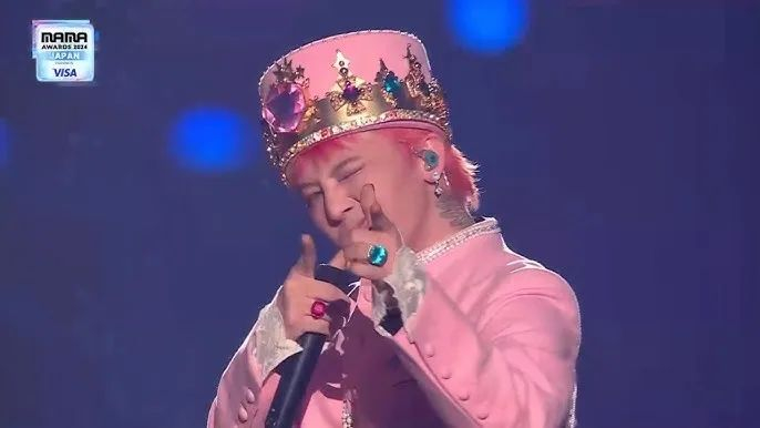 「权志龙」新歌首秀！BIGBANG三人组合体了..|新歌|权志龙|MAMA_新浪新闻