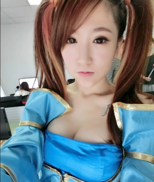 鉴宝|球王贝拉，LPL解说一姐！|cos|英雄联盟|lpl_新浪新闻