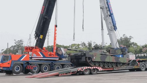 台湾媒体嗨了！首批10台美国M1A2T坦克到货，性能匹敌99A！真能威胁解放军？|战车|主战坦克|解放军_新浪新闻