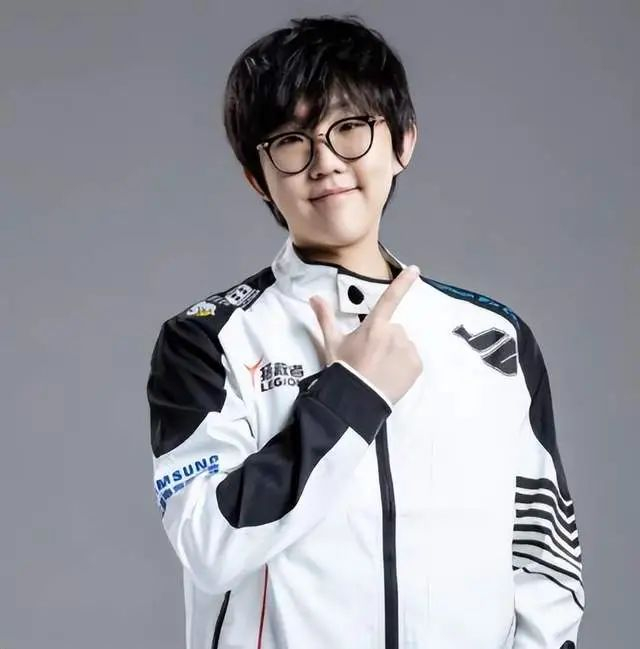 曾患精神病的世一AD，S赛打哭Deft力压Uzi，退役多年登顶韩服__财经头条__新浪财经