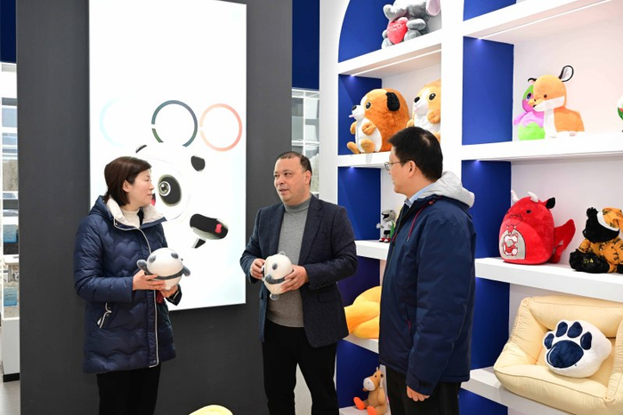 聚力绿色转型 共谋低碳发展——国网金湖供电助力企业打造绿色微电网样板|海科纤维|李大银|吉兰芳|屋顶光伏|江苏省_新浪新闻