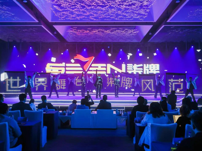 7位世界冠军空降！上午，柒牌官宣……|AI_新浪新闻