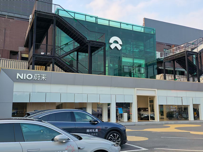 80万买国产豪车值吗？蔚来ET9实测：比奔驰S级更懂科技新贵|蔚来|豪车|电车_新浪新闻