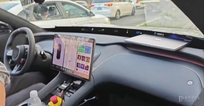 小米YU7内饰曝光 车辆将配环绕屏