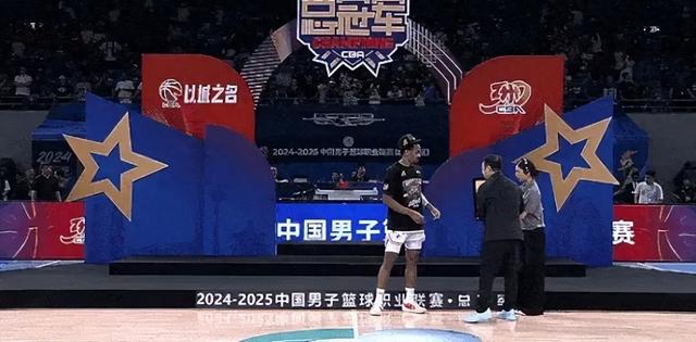 CBA｜小巴里-布朗荣膺总决赛FMVP，场均30分7.3助|布朗|总决赛|北京队_新浪新闻