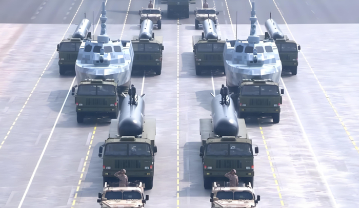 93阅兵式，无人艇不仅能侦查监视，还能集群攻击，体系作战强大|九三阅兵|无人潜航器|无人装备|海军|水雷_新浪新闻