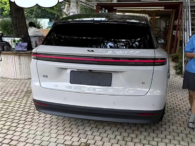 理想i6正式亮相：续航最高720km 支持超快充|理想汽车_新浪新闻