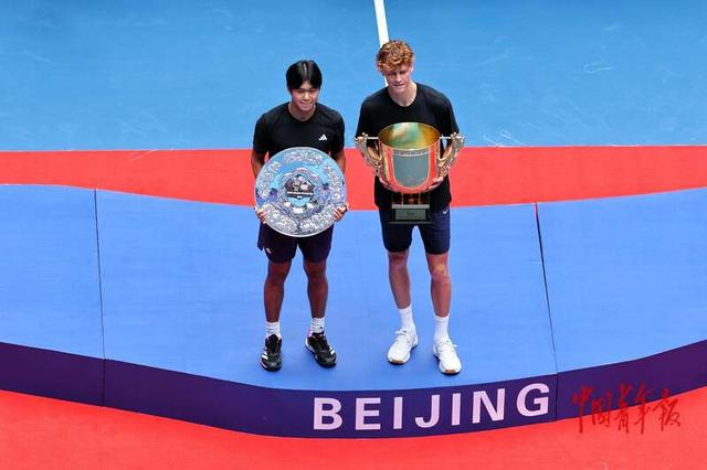 辛纳2:0勒纳·钱 捧起2025中网男单冠军奖杯|辛纳|北京|中国网球公开赛|中网|决赛_手机新浪网