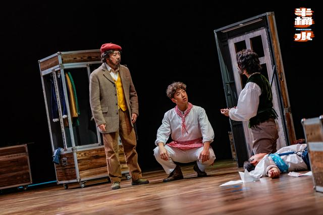 话剧《半桶水》：抗拒平庸，或者与它和解？__财经头条__新浪财经