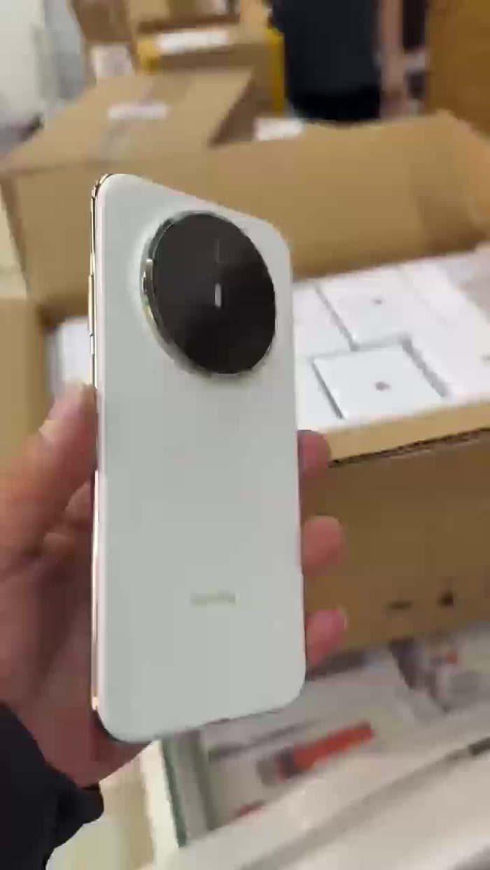 有 SIM 卡槽，华为 Mate 70 Air 真机细节曝光__财经头条__新浪财经