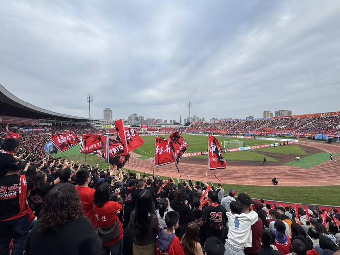 “阳哥”之争还在继续！德阳1:1绵阳，全场高唱《海阔天空》__财经头条__新浪财经