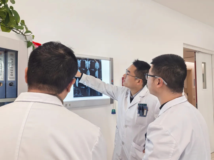 52岁男性高处坠落脊柱脊髓严重损伤 西安市中心医院经开院区骨科精准“拆弹”恢复行走希望|脊髓|手术|脊柱_新浪新闻