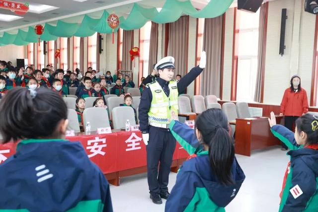 文明交通 礼行天下丨趣味互动+知识普及，西安公安交警安全“童”行护成长__财经头条__新浪财经