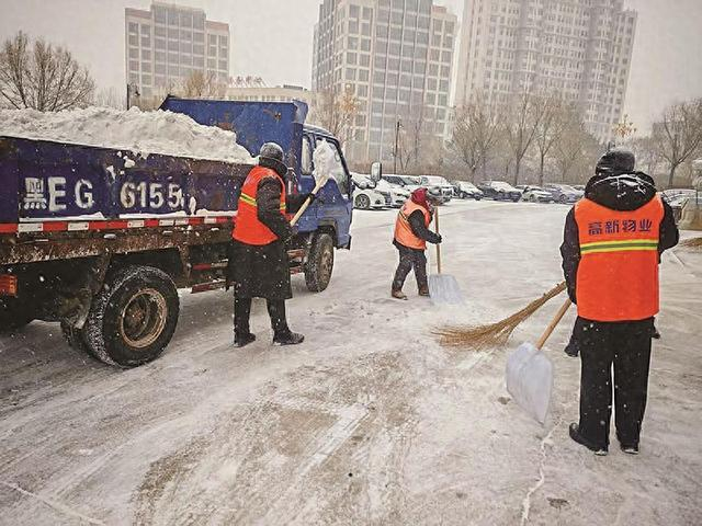 大庆市城管、公安、供电、公交等部门同向发力，以雪为令、闻雪而动__财经头条__新浪财经