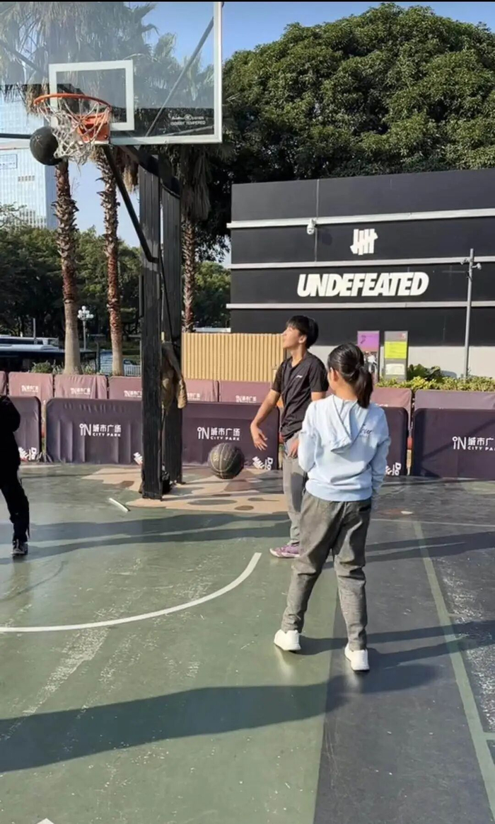 "第二个爸爸"刷屏！12岁女孩的作文让人泪目…当事人已谢绝资助__财经头条__新浪财经