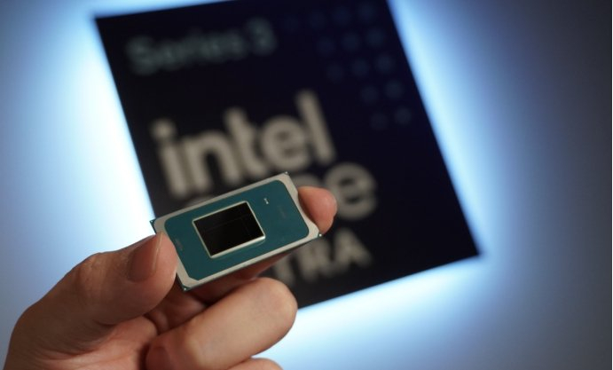 第三代酷睿Ultra游戏实测：《赛博朋克2077》能到240FPS 轻薄本体验新标杆__财经头条__新浪财经