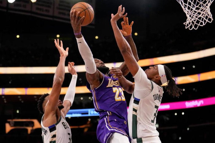 湖人致命失误太冤？詹姆斯晒照不满被打手|勒布朗·詹姆斯|吉安尼斯·安特托孔波|特纳|NBA|裁判报告_新浪体育_新浪新闻