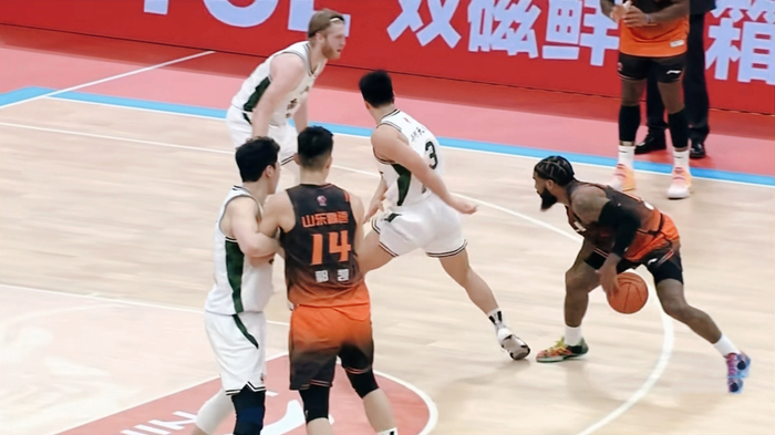 于德豪惊艳5记3分！山东豪取6连胜，邱彪深陷争议：凭啥无视新星|山东男篮|南京同曦|克里斯|山东队|珀塞尔_新浪体育_新浪新闻