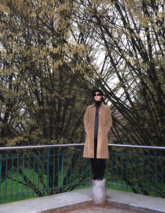 王一博此次香奈儿秀场造型与之前两场大秀的风格有什么不同？|LOEWE|复古|Lacoste|Chanel|巴黎_新浪新闻