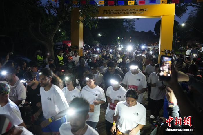 尼泊尔举行夜间越野跑 纪念人类首登珠峰73周年|加德满都|珠穆朗玛峰|达瓦·央宗·谢尔帕|登山家|女性_新浪新闻