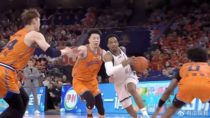 上海2-0领先广厦，布朗50分却输球，群狼围猎单核的夜晚|上海队|浙江广厦|胡金秋|古德温|李弘权_新浪体育_新浪新闻
