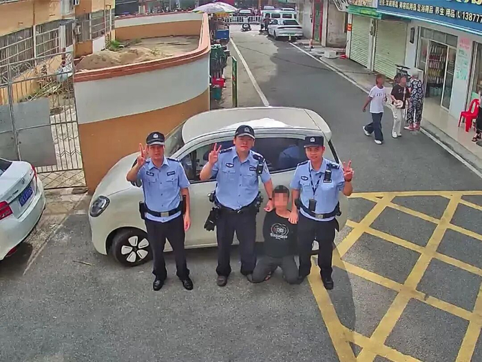 钦州灵山一小偷盗窃后，对着公共摄像头“比耶”挑衅，警方：那就比一比！__财经头条__新浪财经