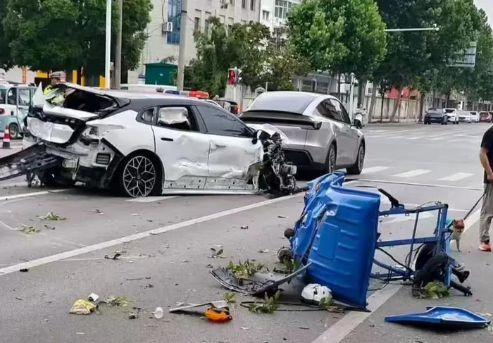 两环卫工清晨扫街不幸被撞身亡，江苏警方通报__财经头条__新浪财经