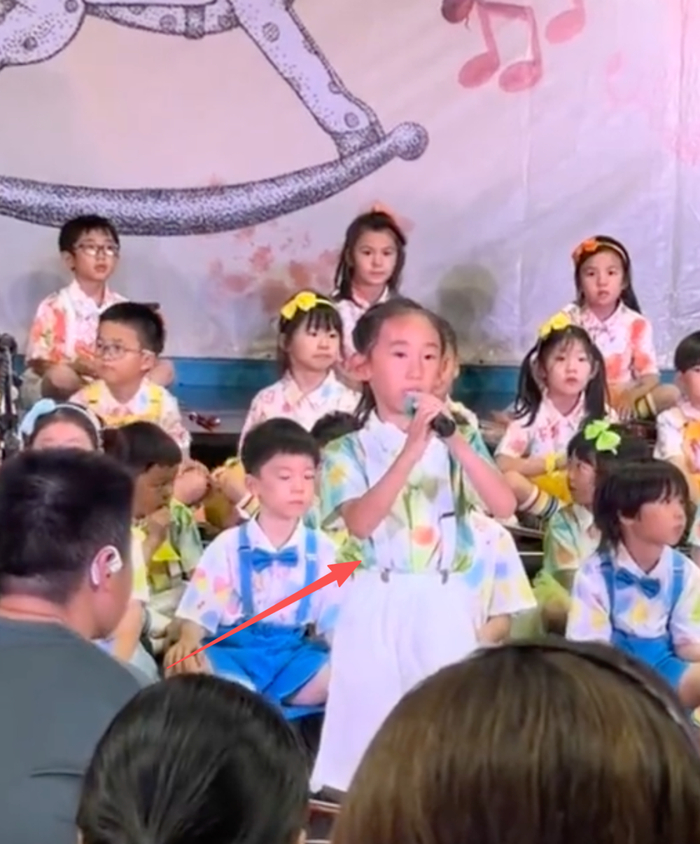 陈小春幼子Hoho 幼儿园毕业典礼，全英文脱稿主持，全家合影曝光_新闻|应采儿|育儿|差异化|样貌|喧闹_新浪新闻