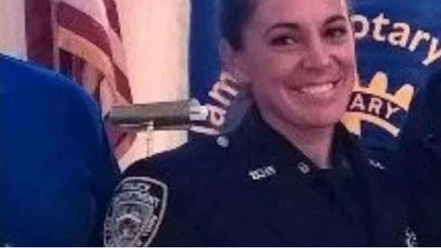 纽约女警察涉嫌买凶 杀害分居的丈夫和男友的女儿_手机新浪网